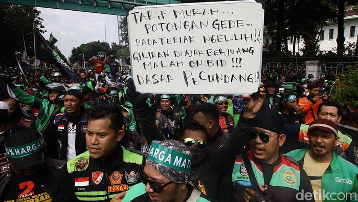 Aksi Ojol Kuasai Jalan Merdeka Selatan