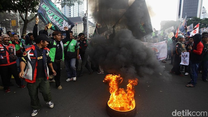 Aksi Ojol Kuasai Jalan Merdeka Selatan