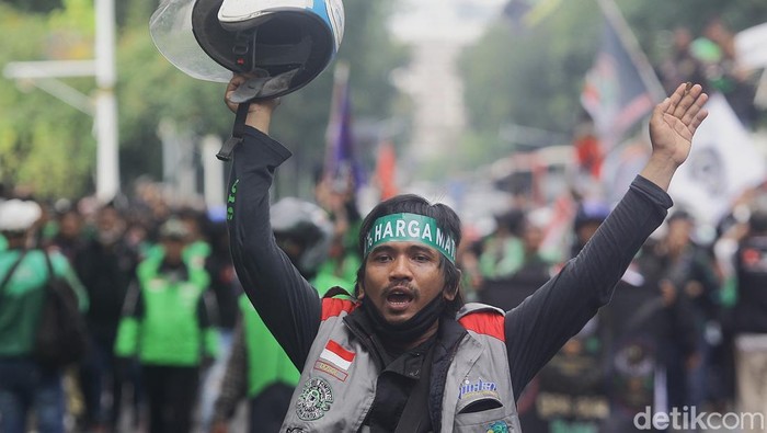 Aksi Ojol Kuasai Jalan Merdeka Selatan