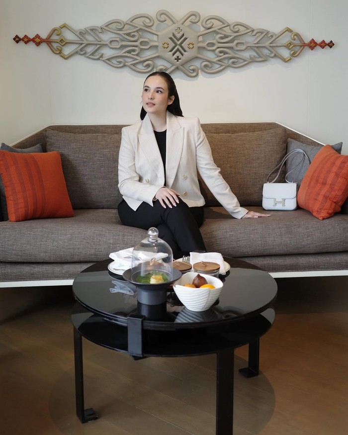 Potret Chelsea Islan Ngopi dan Ngeteh Cantik di Kafe