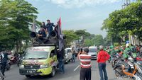 Massa Demo Ojol Mulai Padati Jalan A Yani Surabaya, Waspada Kepadatan!