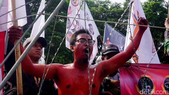 Demo Ojol di Surabaya