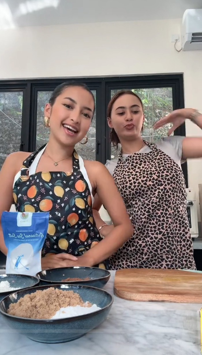 Jennifer Coppen Bisnis Brownies dan Cookies Bareng Zoe Wassink