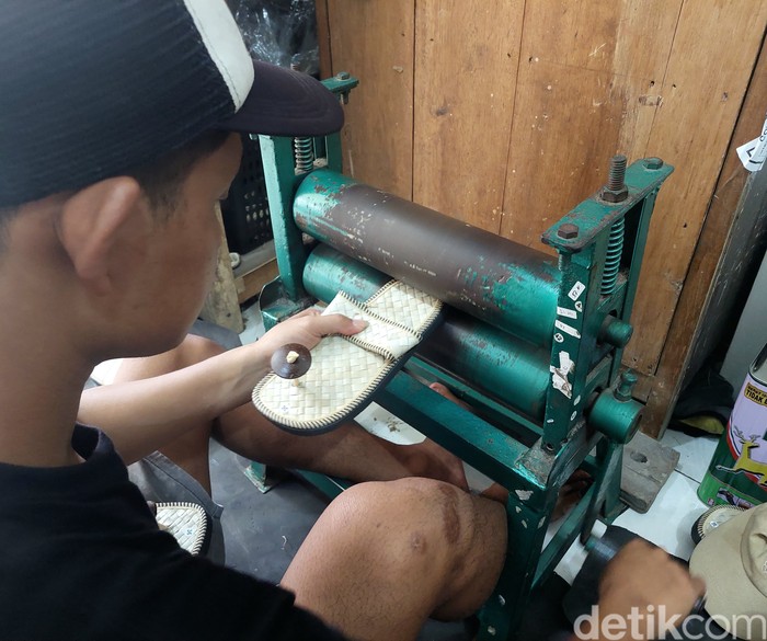 Mengintip Pembuatan Sandal Khusus Candi Borobudur