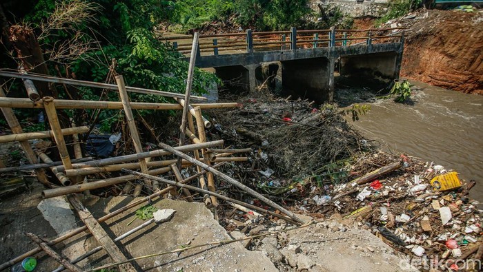 Penampakan Jembatan Kampung di Tambun-Cibitung Putus Diterjang Arus Kali