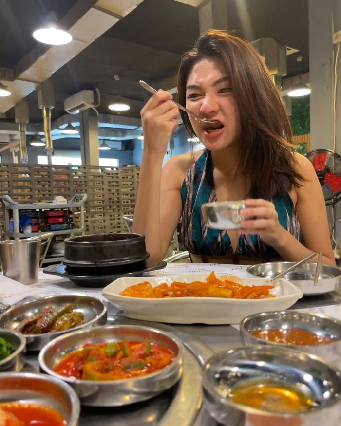 Rachel Cia, Teman Dekat Dikta yang Hobi Hangout di Kafe