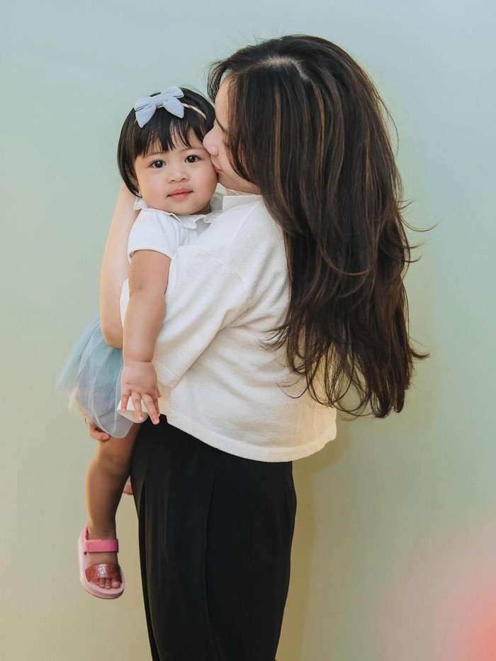 7 Potret Kebersamaan Lily dan Nagita Slavina, Sama-sama Cantik!