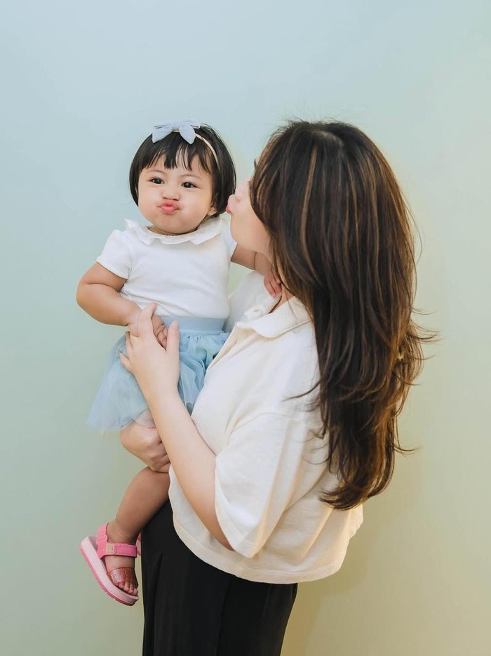 7 Potret Kebersamaan Lily dan Nagita Slavina, Sama-sama Cantik!