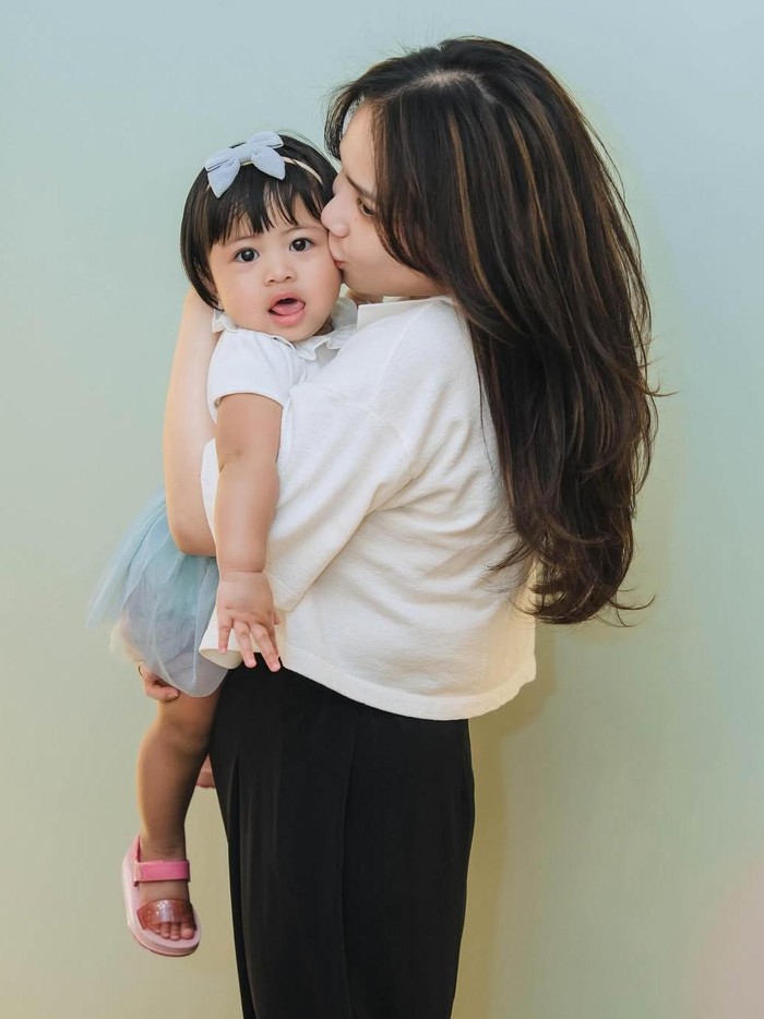 7 Potret Kebersamaan Lily dan Nagita Slavina, Sama-sama Cantik!