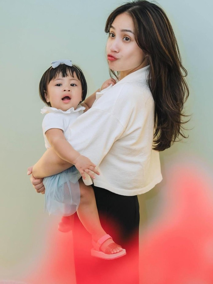 7 Potret Kebersamaan Lily dan Nagita Slavina, Sama-sama Cantik!