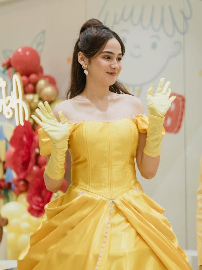 Syifa Hadju Bergaun Kuning Jadi Princess Belle, Secerah Mentari Pagi