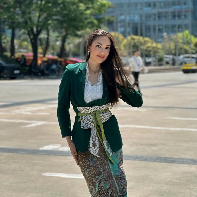 8 Seleb Cantik 'Hot Mom' Ini Awet Muda Bak ABG, Ada yang Sudah Punya Cucu