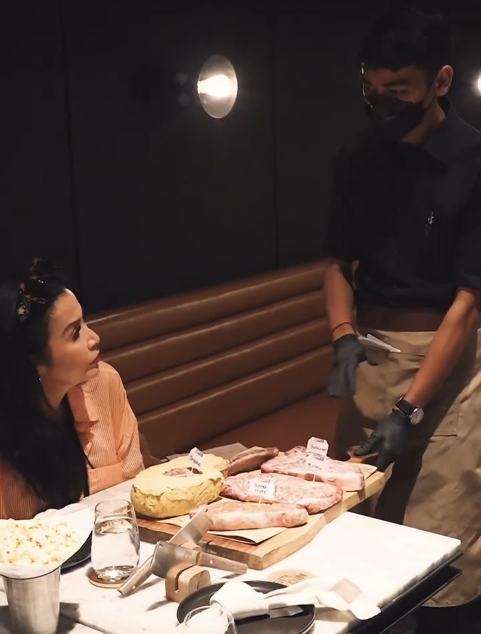 Jennifer Ipel dan Ajun Perwira Mesra Kulineran Bak Pengantin Baru