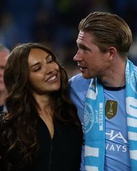 Gaya Seksi Istri Kevin De Bruyne yang Mencuri Atensi Saat Pesta Perpisahan