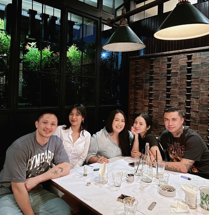 Mawar AFI Hobi Minum Kopi dan Hangout Bareng Teman-teman