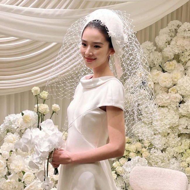 8 Gaya Luna Maya Di Resepsi Pernikahan Ke 2 Memukau Pakai Kalung Rp 1 5 M