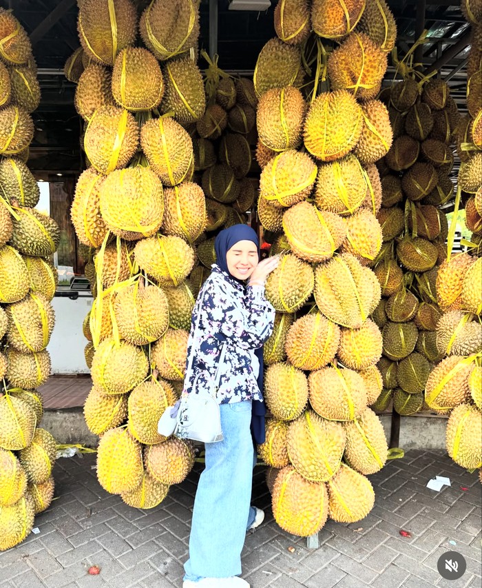 Tya Ariestya Pose Keren Bareng Durian hingga Es Loli
