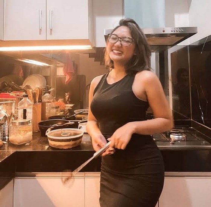 Gaya Keren Marion Jola Saat Masak hingga Kulineran Bareng Pacar