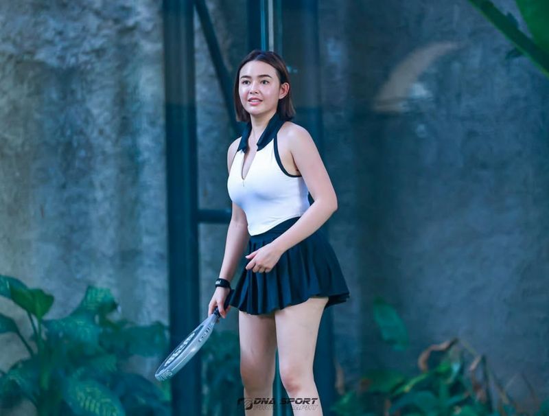 Gaya Amanda Manopo Olahraga Padel, Tampil Seksi Dengan Rok Mini