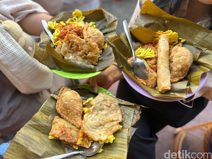 Ngeunah! Lontong Siram dan Pastel Viral yang Ludes 2.000 Per Hari