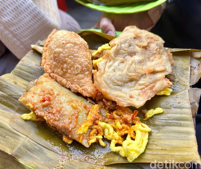Ngeunah! Lontong Siram dan Pastel Viral yang Ludes 2.000 Per Hari