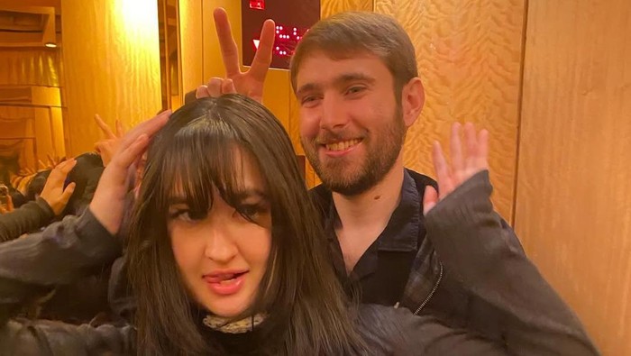 Sosok Asher Novkov-Bloom, Suami Stephanie Poetri