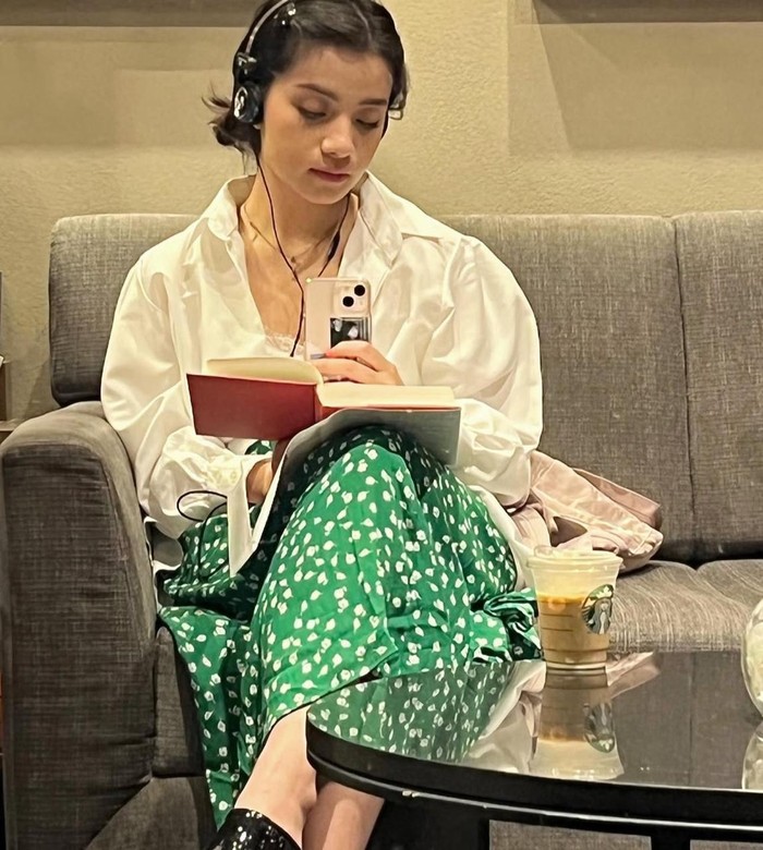 Cantiknya Selebgram Audinna saat Ngopi dan Makan Dessert