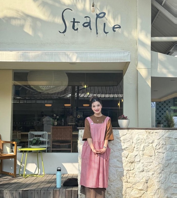 Cantiknya Selebgram Audinna saat Ngopi dan Makan Dessert