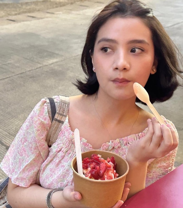 Cantiknya Selebgram Audinna saat Ngopi dan Makan Dessert