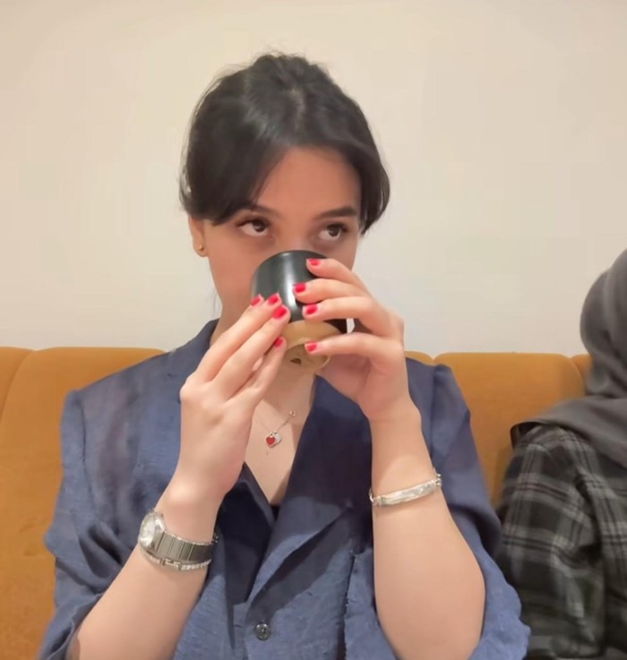 Cantiknya Selebgram Audinna saat Ngopi dan Makan Dessert