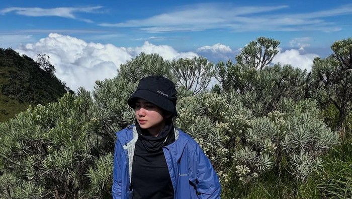 Potret Tissa Biani Mendaki Gunung Merbabu, Alhamdulillah Semesta Mendukung