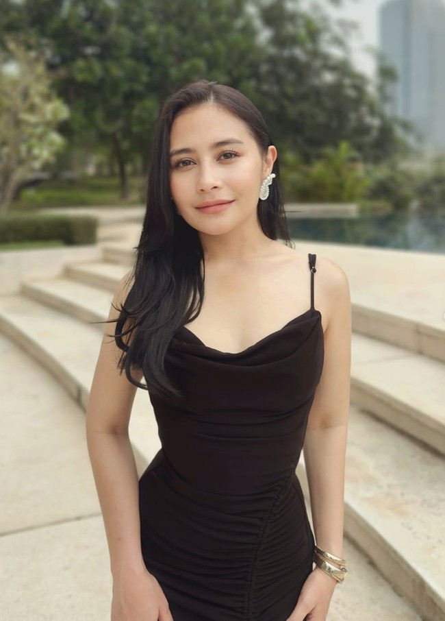 7 Gaya Prilly Latuconsina Kondangan Bareng Pacar, Mesra Dipeluk-Cium