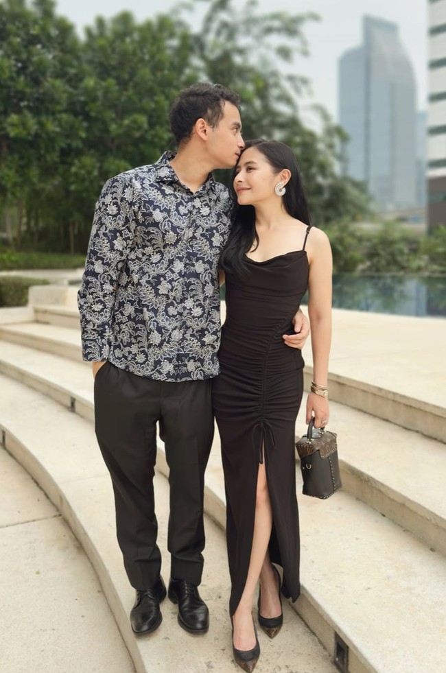 7 Gaya Prilly Latuconsina Kondangan Bareng Pacar, Mesra Dipeluk-Cium