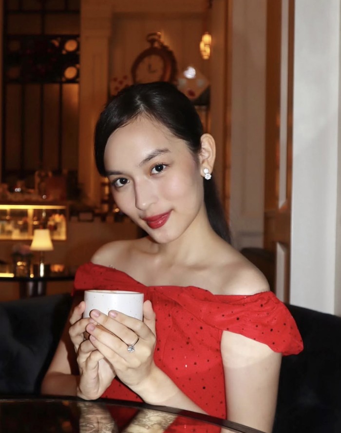 Potret Cantik Shanna Shannon Saat Dapat Kue Ultah hingga Santai di Kafe