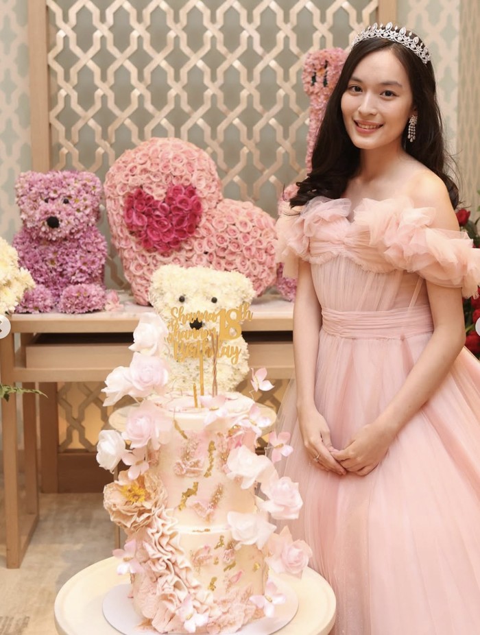 Potret Cantik Shanna Shannon Saat Dapat Kue Ultah hingga Santai di Kafe