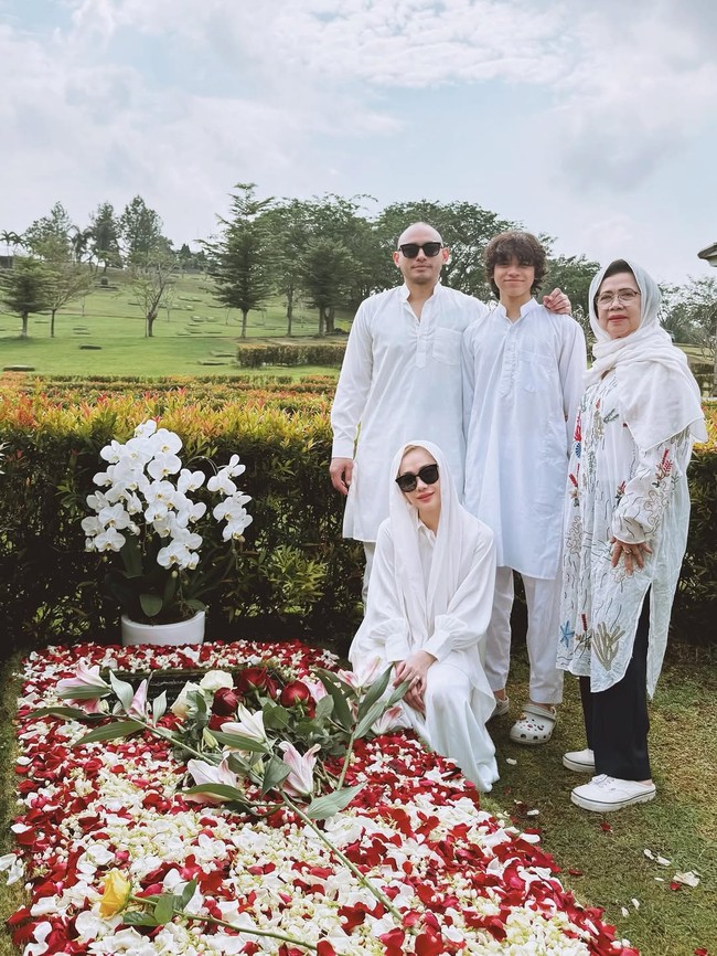 6 Gaya Keluarga BCL di Idul Adha, Ke Makam Ashraf Bareng Tiko Aryawardhana