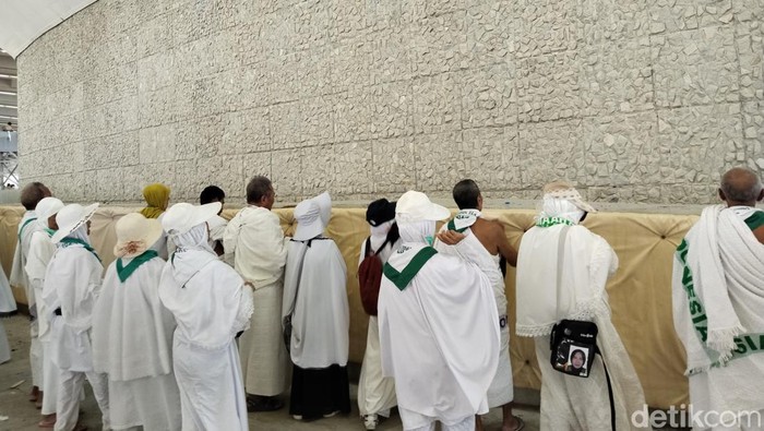 Foto-foto Jemaah Haji Lempar 'Setan' di Jamarat Hari Ini