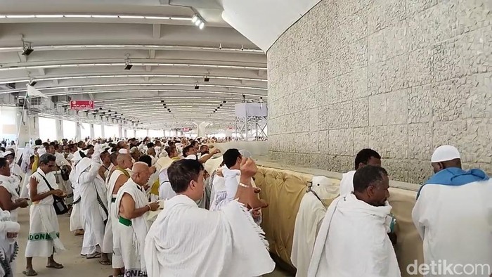 Foto-foto Jemaah Haji Lempar 'Setan' di Jamarat Hari Ini