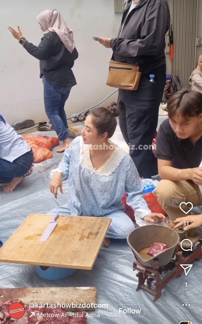 Wow! Dewi Persik Kurban 17 Ekor Sapi dan Ikut Potong Daging