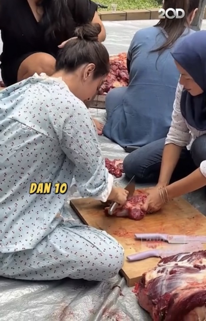 Wow! Dewi Persik Kurban 17 Ekor Sapi dan Ikut Potong Daging