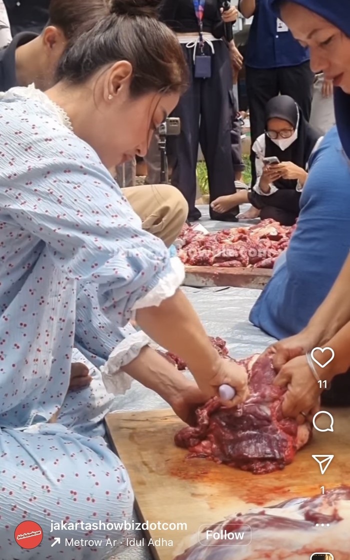 Wow! Dewi Persik Kurban 17 Ekor Sapi dan Ikut Potong Daging