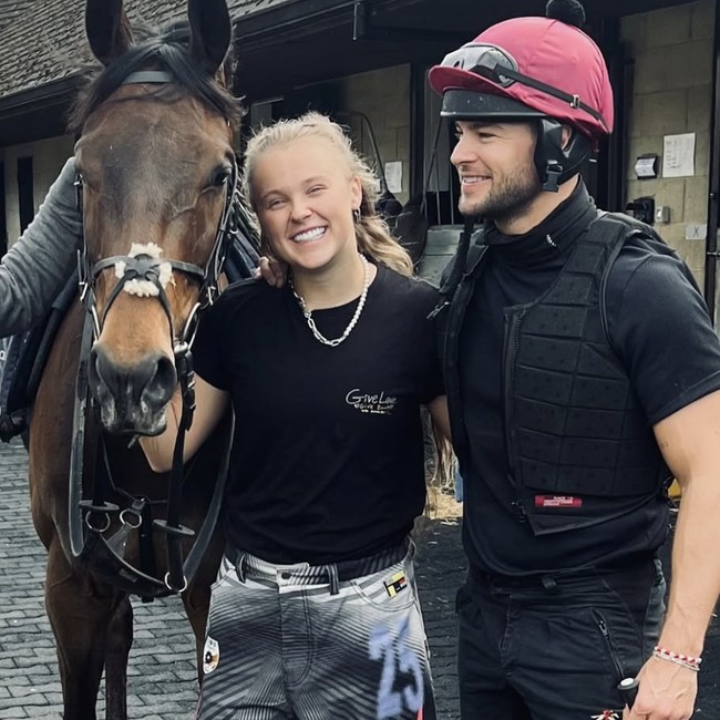 8 Foto Cinta Laura Nyapu dan Ngepel Rumah Mewah, Bersihkan Kamar 'Majikan'