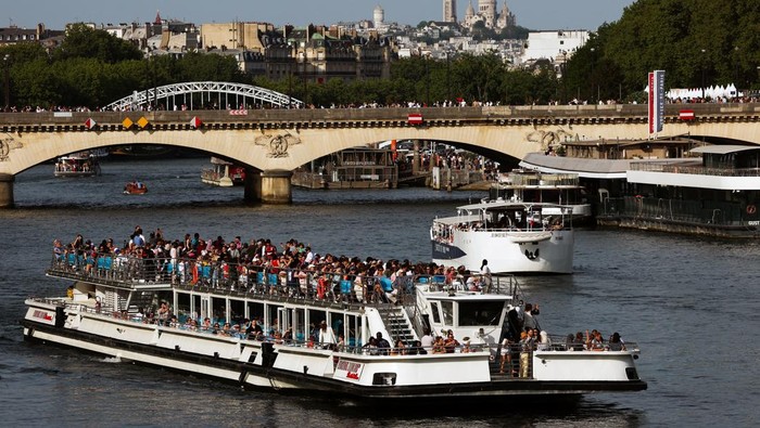 Menikmati Romansa Musim Semi di Paris