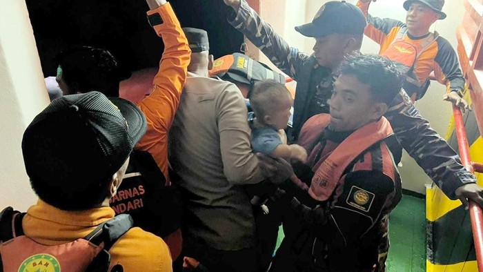 KM Alif Berkah 01 Kandas di Perairan Bokori, 352 Penumpang Berhasil Dievakuasi