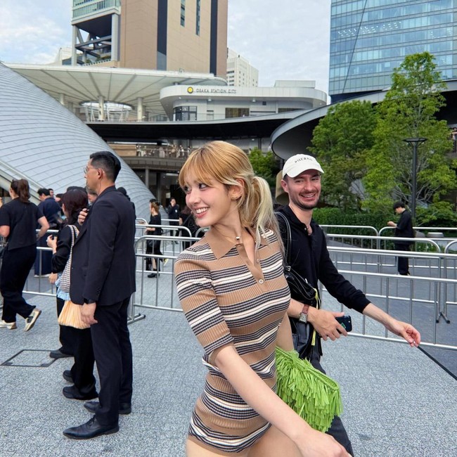 7 Potret Rose BLACKPINK Jadi Juri Fashion, Gayanya Dinilai Membosankan