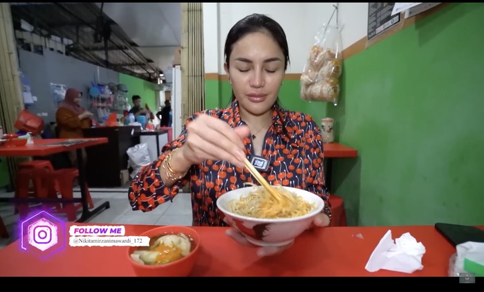 Penggila Mie Ayam, Nikita Mirzani Blusukan ke Gang hingga Habiskan 5 Porsi