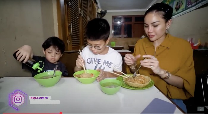 Penggila Mie Ayam, Nikita Mirzani Blusukan ke Gang hingga Habiskan 5 Porsi