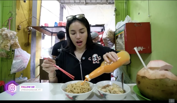 Penggila Mie Ayam, Nikita Mirzani Blusukan ke Gang hingga Habiskan 5 Porsi