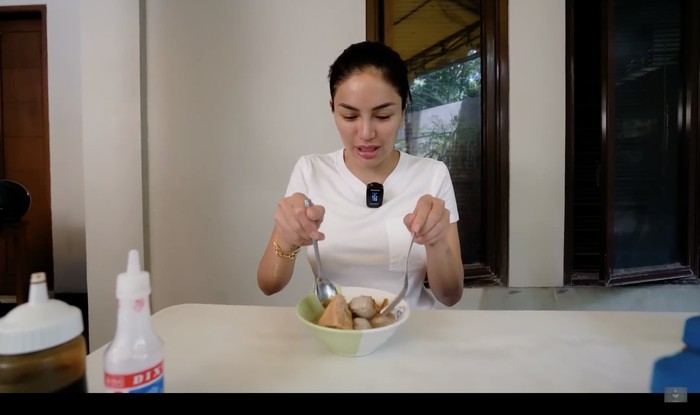 Penggila Mie Ayam, Nikita Mirzani Blusukan ke Gang hingga Habiskan 5 Porsi