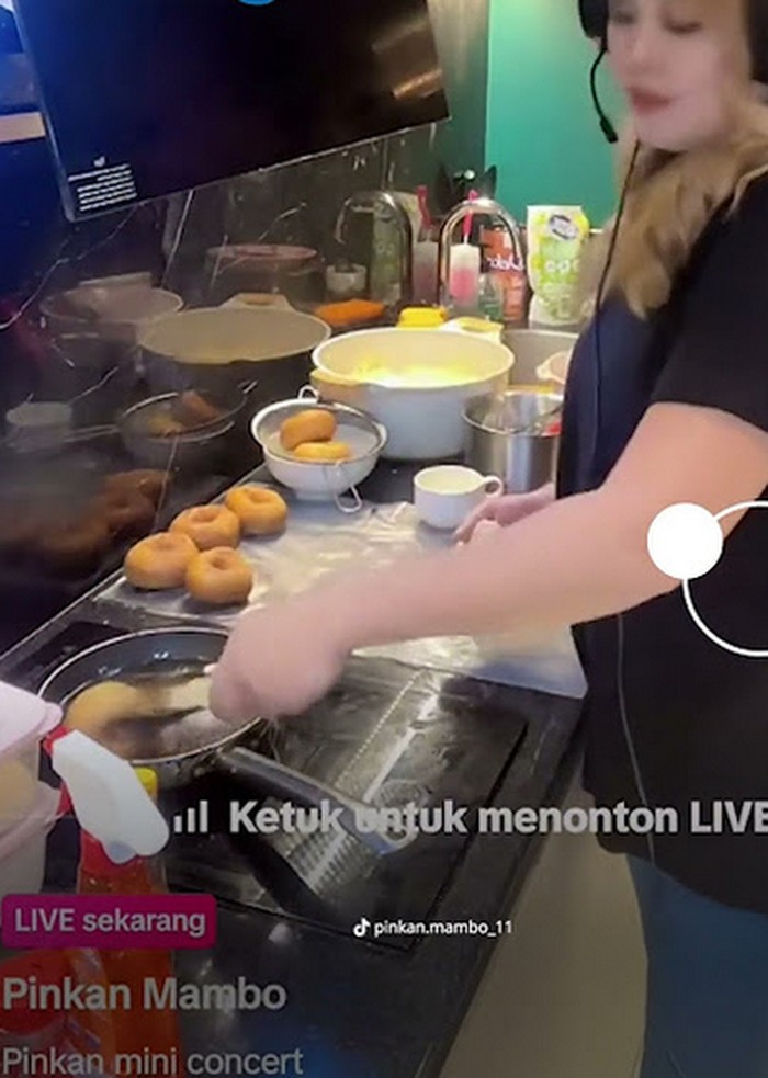 Pinkan Mambo Fokus Jualan Donat, Bisa Dapat Rp 10 Juta Sehari